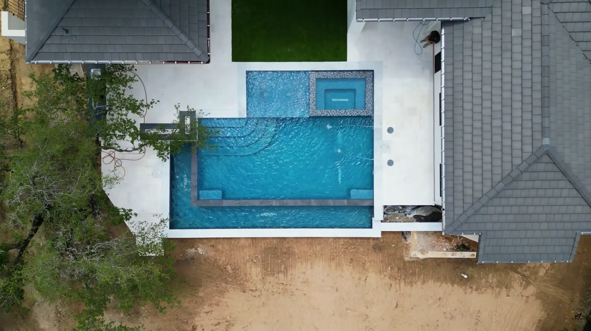 30’x15’ Pool w/ 7’x7’ Spa & 7’x6’ Tanning Ledge - Maximum Pools